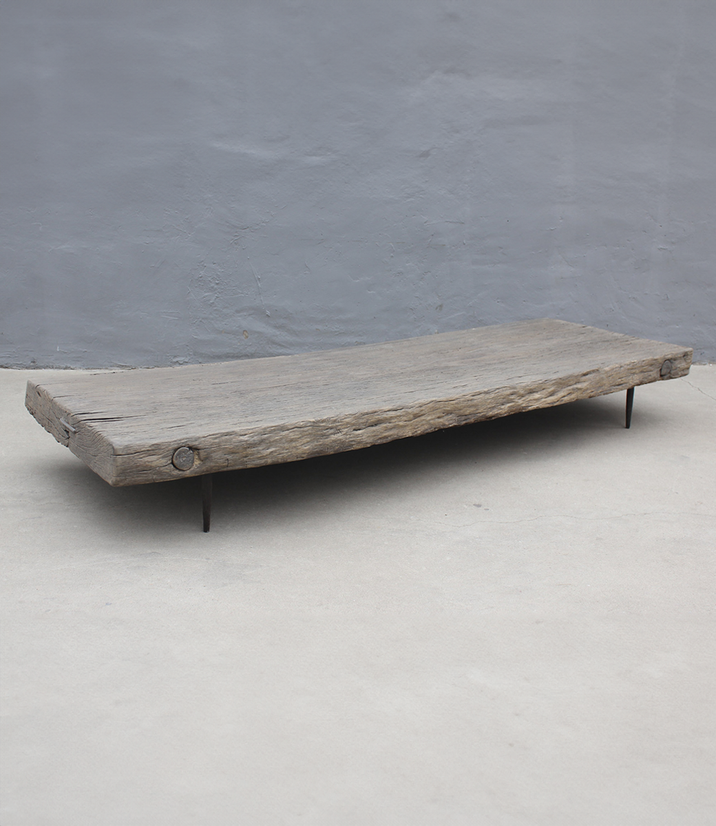Table basse en chêne sur pieds métal (pik) – La Maison Générale Montréal